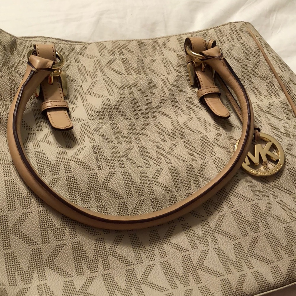 Authentic Michael Kors Vanilla Jet Set Handbag - Gem